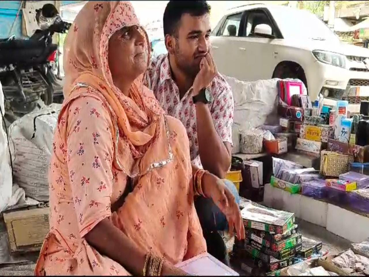 पिता का हो गया एक्सीडेंट, मां ने सड़क किनारे चूड़ियां बेच पढ़ाया, अब ...