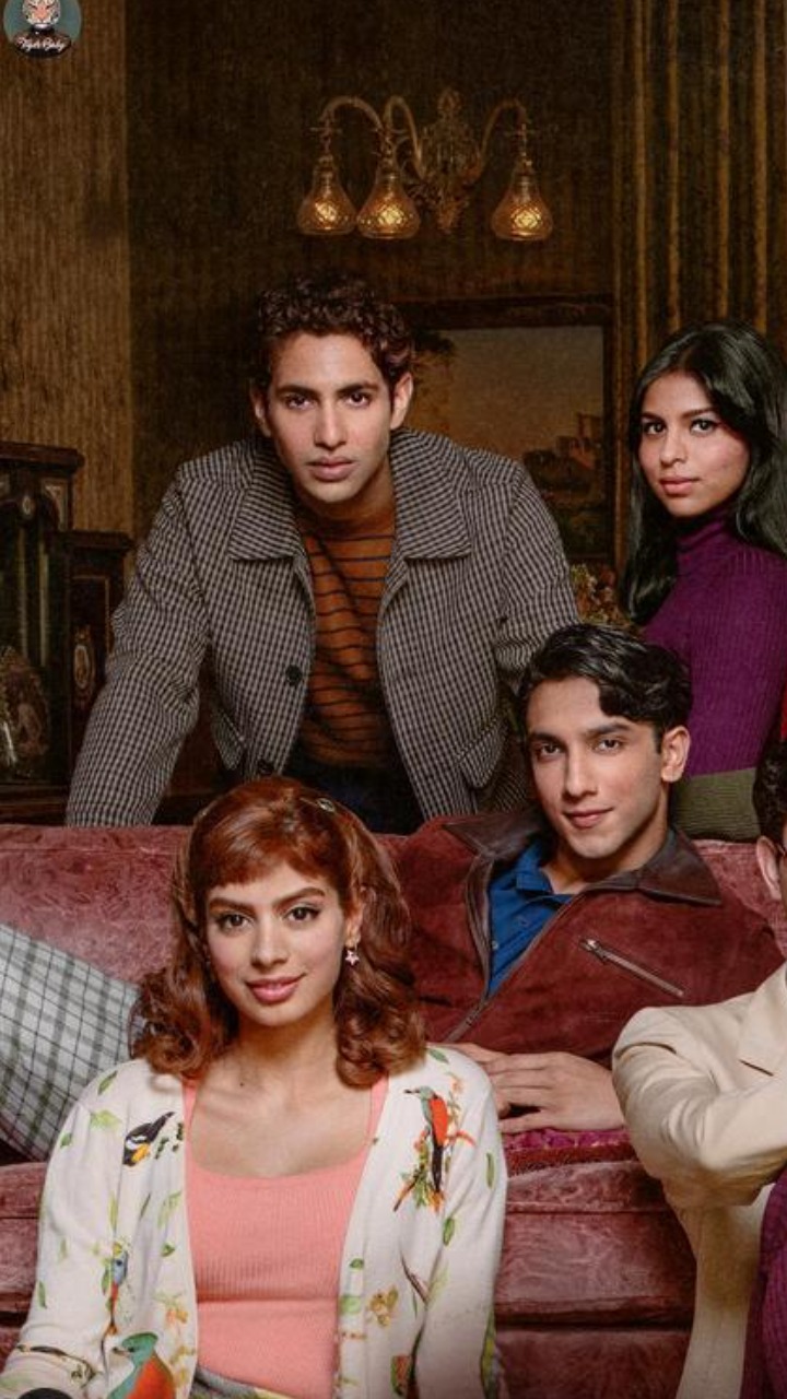 Shah Rukh Khan, Gauri, AbRam & Aryan Cheer For Suhana At The Archies ...