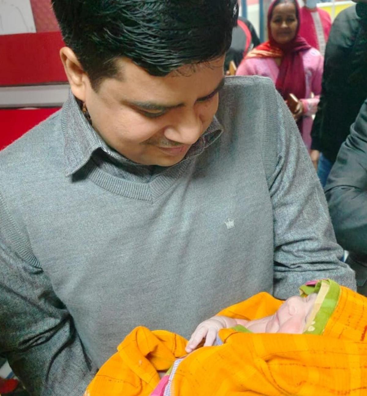 बिहार के IAS अफसर ने आम लोगों की तरह सरकारी अस्पताल में करवाई पत्नी की ...