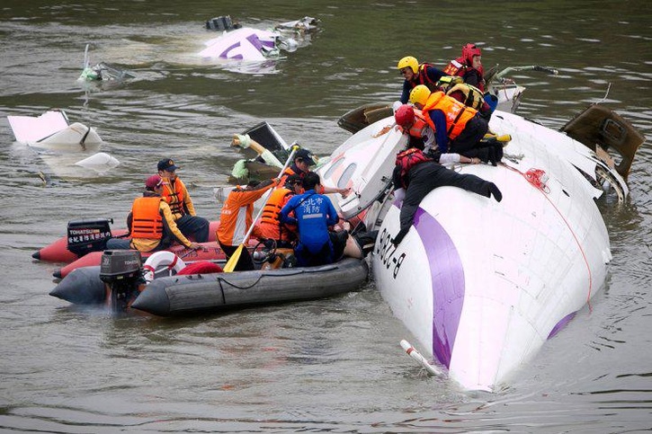 TransAsia Airways Flight Crash 2015 Video Goes Viral Again