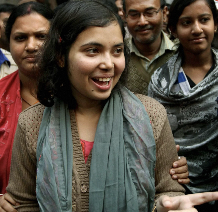 बच्चों के लिए पूरे देश से लड़ गई मां, रानी मुखर्जी की Mrs. Chatterjee ...