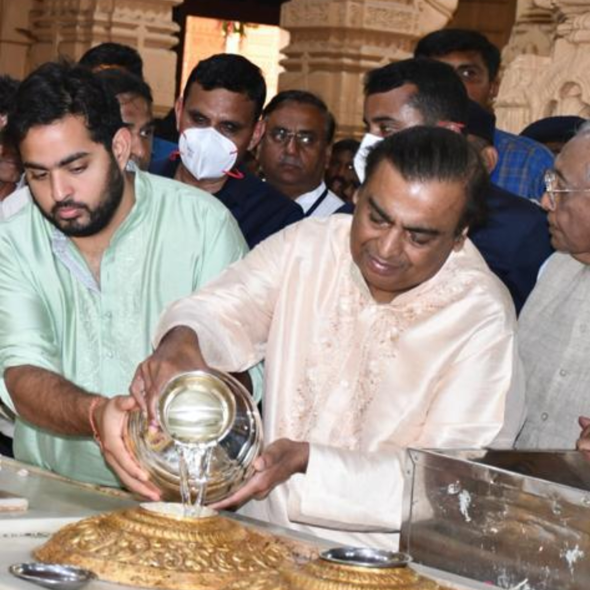 Mukesh Ambani Visits Somnath Temple With Son Akash Ambani, Donates 1.51 ...