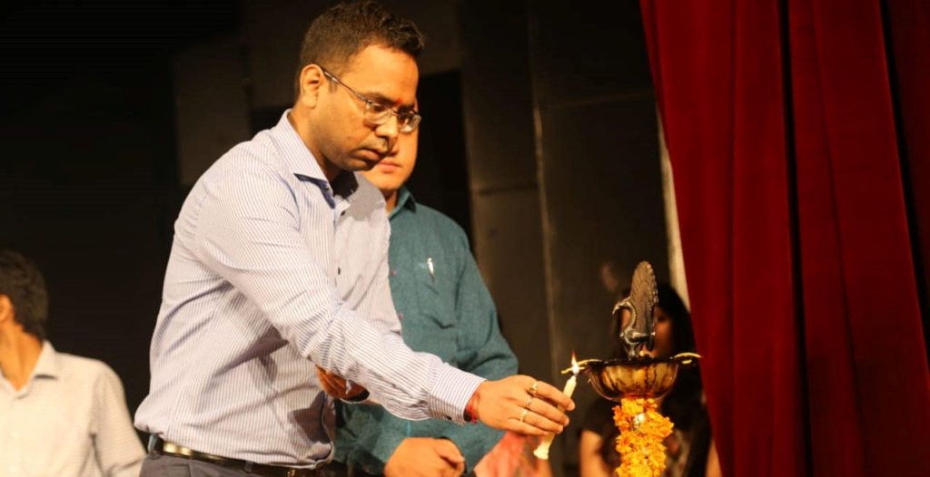 IAS Govind Jaiswal: पिता ने रिक्शा चला कर बेटे को पढ़ाया, बेटा IAS अफसर ...