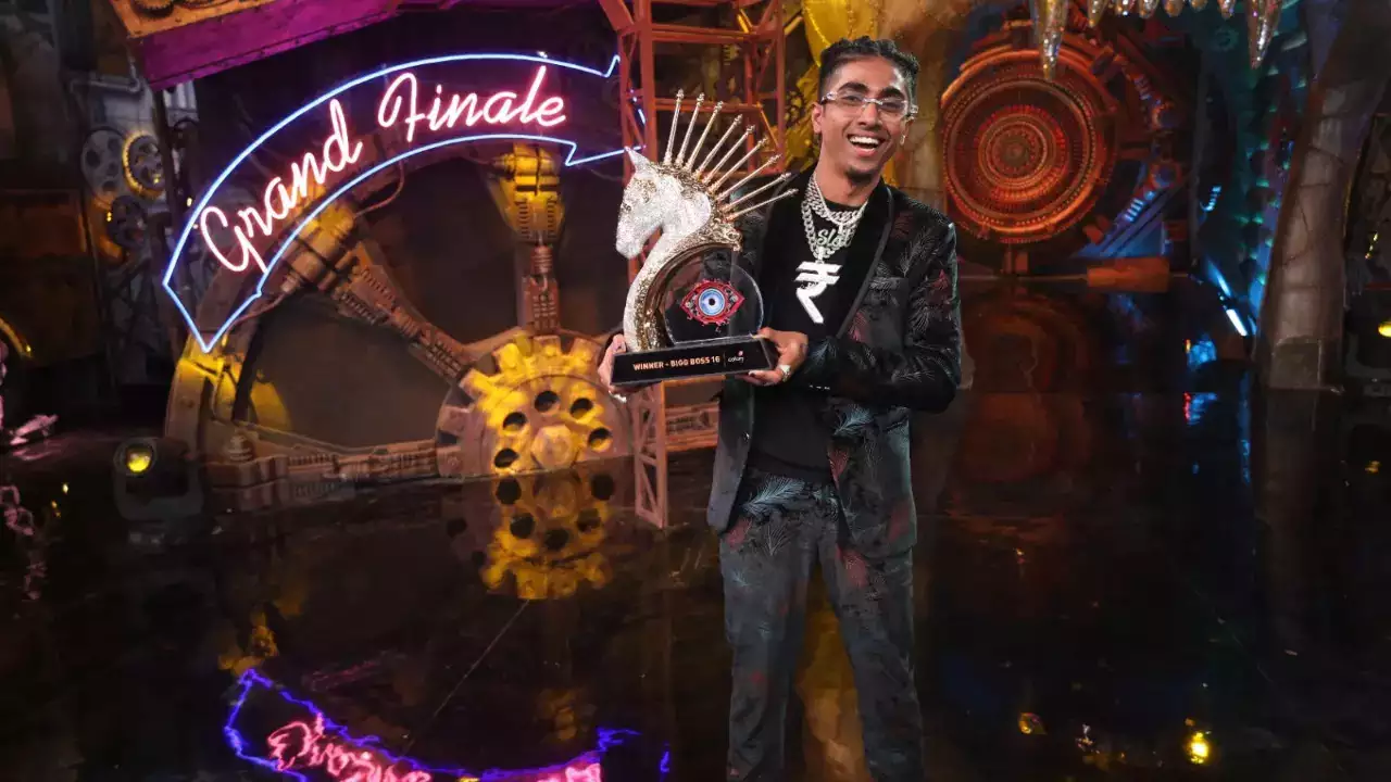 Rapper MC Stan Lifts Bigg Boss 16 Trophy In The Grand Finale, Beats ...