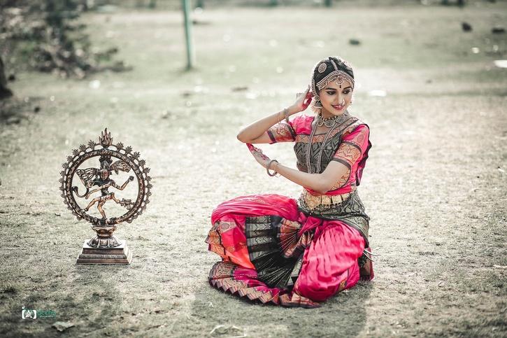 Why Do Indian Nod Their Heads While Talking?