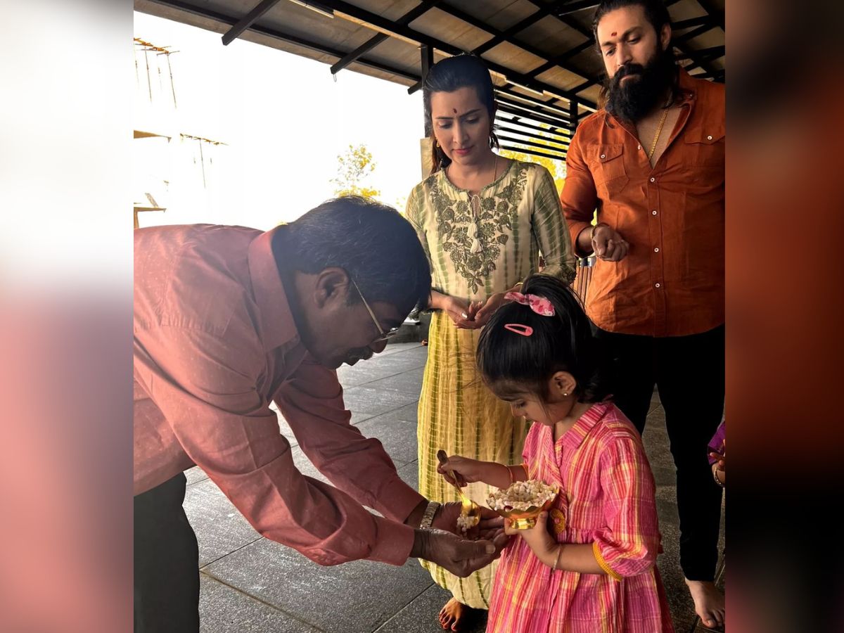 गांव में ट्रैक्टर चला रहे पिता के साथ बैठे नजर आए KGF स्टार यश, सादगी ...