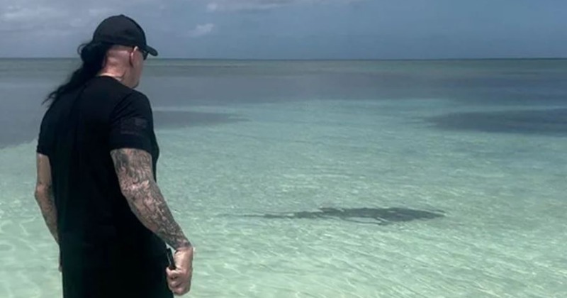 'Deadman' To The Rescue - WWE Legend The Undertaker Protects Wife From ...