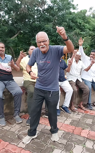 Man's Dance To 'Uden Jab Jab Zulfen Teri' Goes Viral