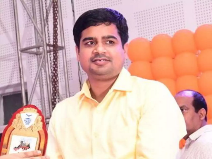 पढ़ाई में औसत, रेलवे की परीक्षा भी ना हुई क्लियर, मेहनत से बने IAS, अब ...