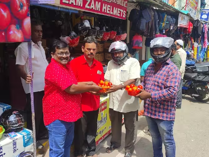 आपदा में अवसर: दुकानदार का अनोखा ऑफर, एक हेलमेट खरीदने पर 1 Kg टमाटर ...