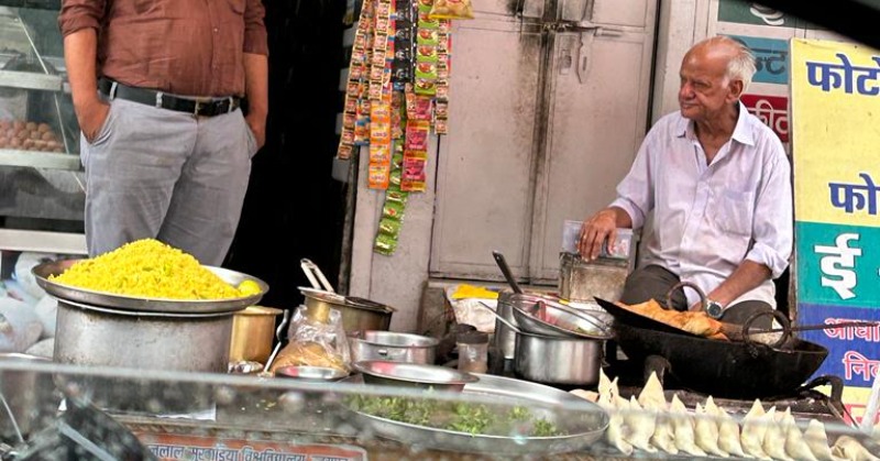 Samosa Seller's Work Philosophy Inspires The Internet