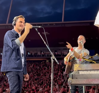 Roger Federer Sings With Coldplay