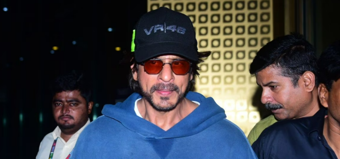Shah Rukh Khan Spotted Without Any Signs Of Surgery At Mumbai Airport