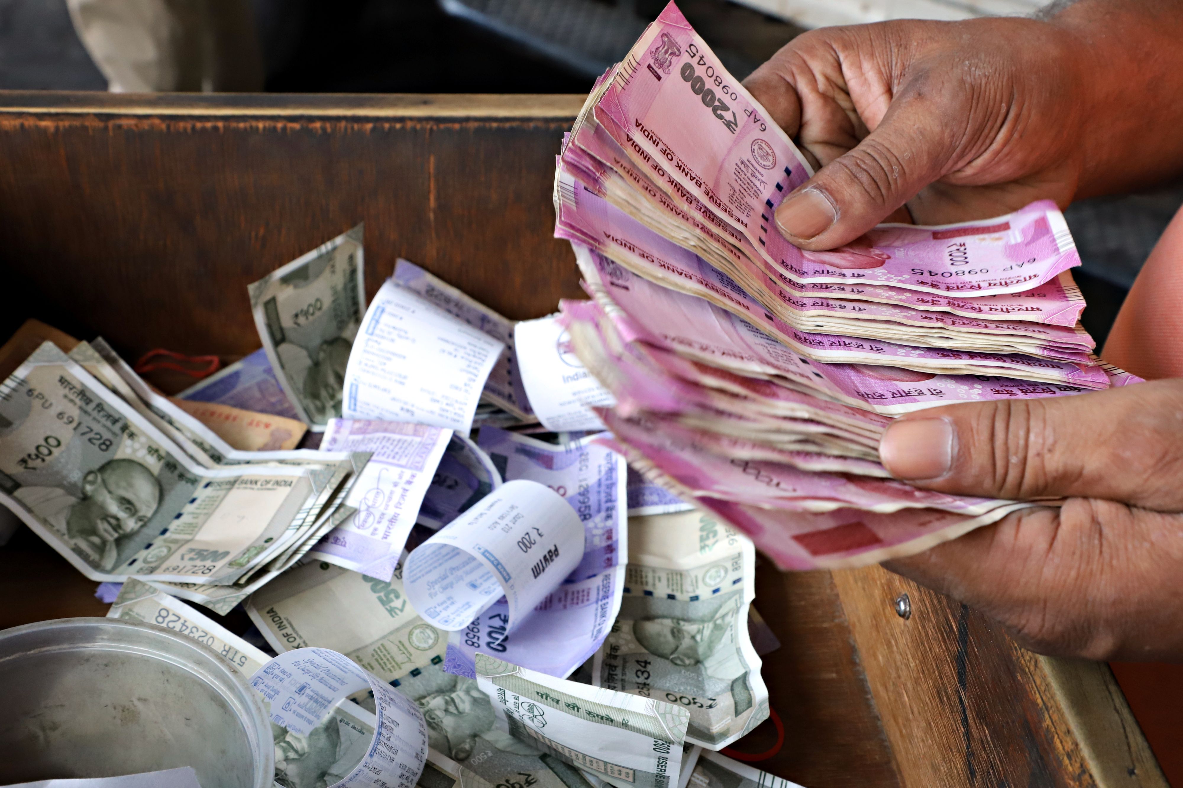 Not Withdrawing Rs 500 Notes, Rs 1.80 Lakh Crore Worth Rs 2,000 Note ...