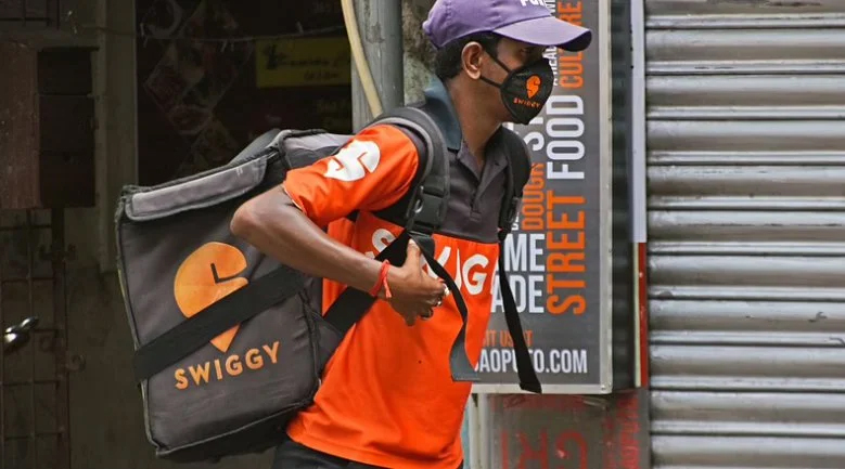 खाना डिलीवर करने 3 Km पैदल चला Delivery Boy, लोगों ने मिल कर उसके लिए ...