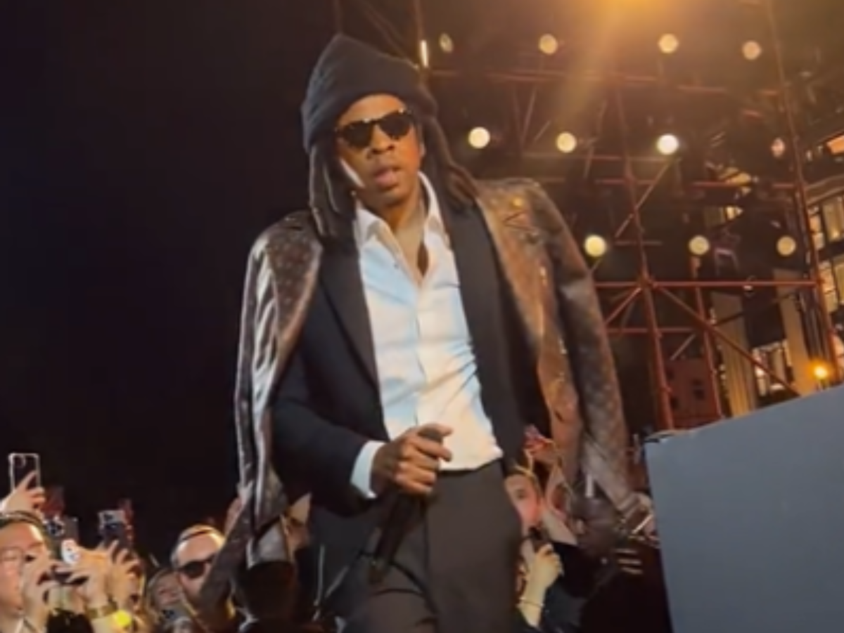 American Rapper Jay-Z Sings Mundian To Bach Ke Rahi
