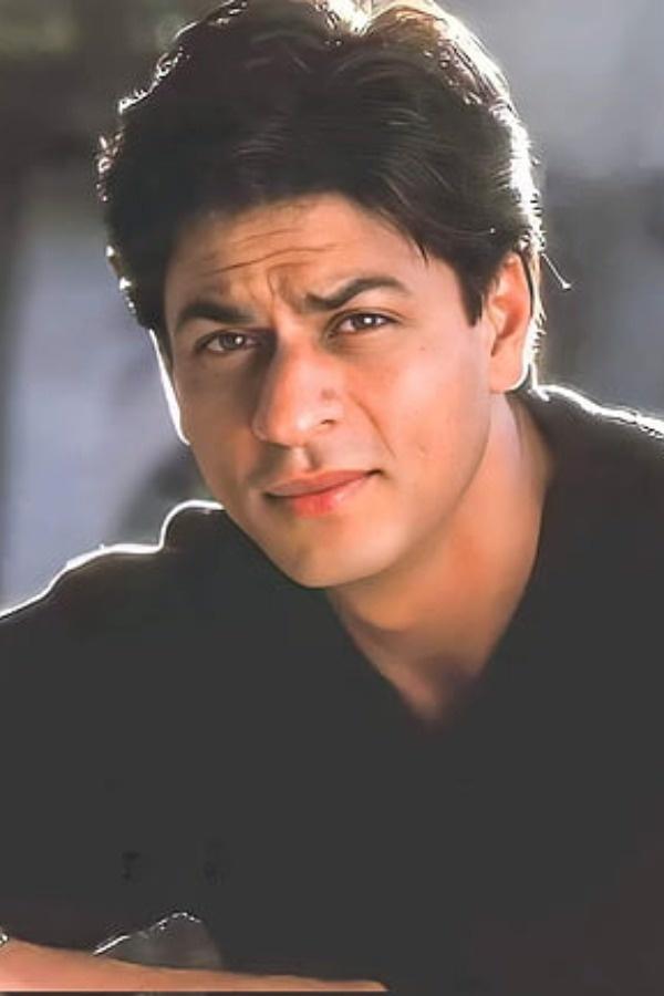 Fans Celebrate 31 Years Of Shah Rukh Khan In Showbiz By Distributing ...