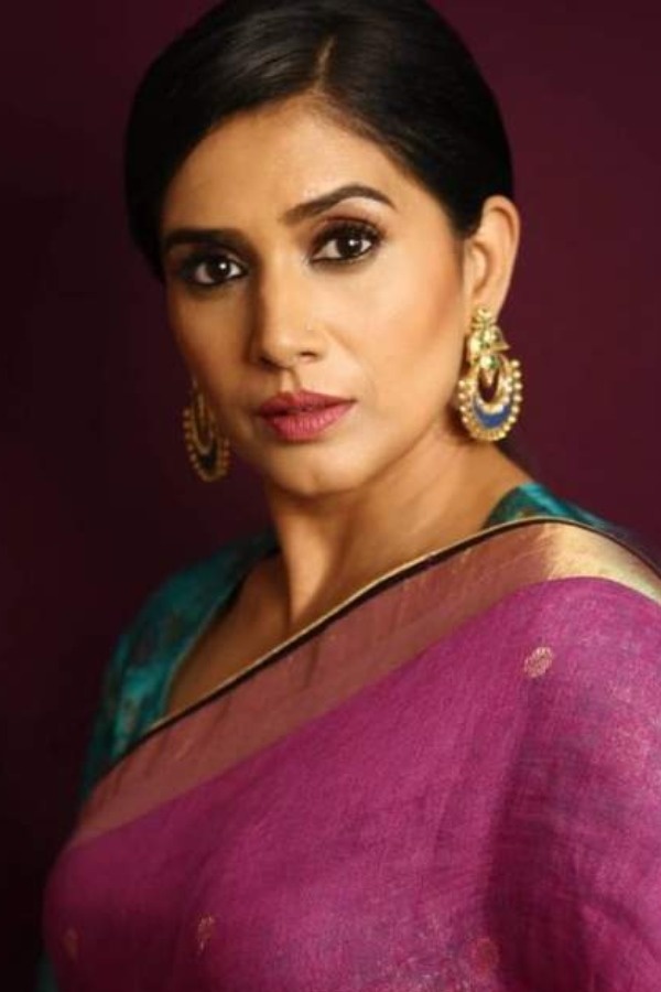 Actress Sonali Kulkarni Issues Apology For Calling Indian Women 'Lazy ...