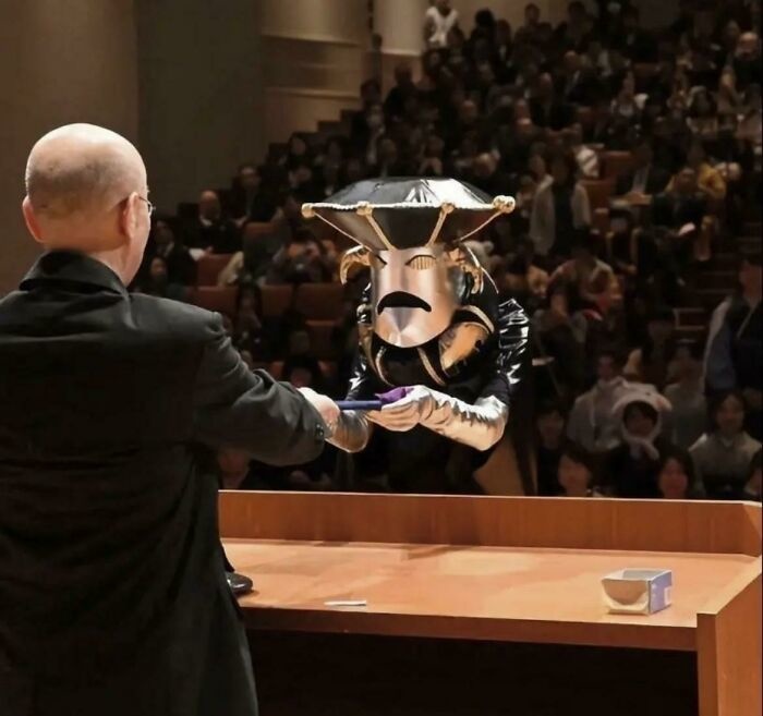 Kyoto University: Students Wear Costumes To Graduation Ceremony