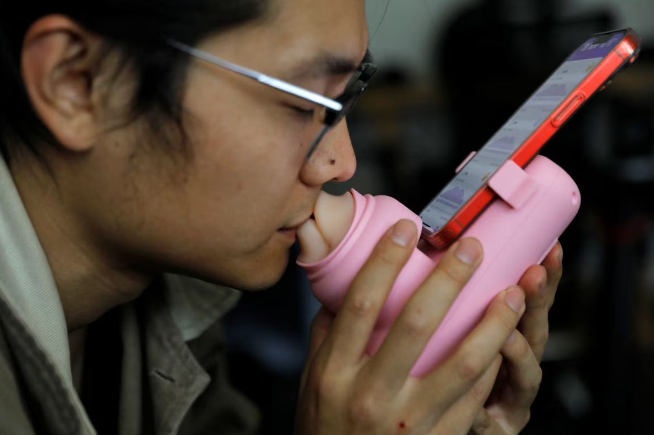 Remote Lovers Can Kiss Each Other With This Device That Connects To A Phone