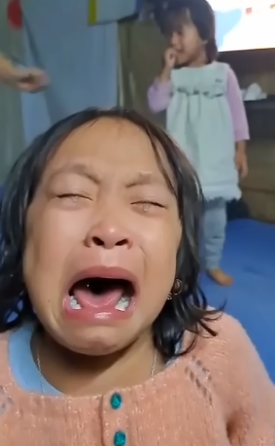 Internet sensational video of a little girl act like crying for Rs. 50