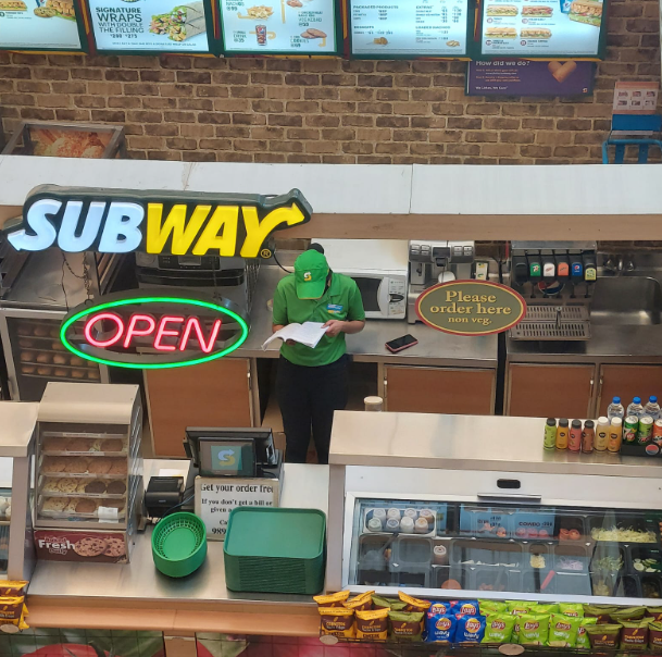 जज़्बे को सलाम: काम के साथ ही पढ़ाई करती नज़र आई Subway कर्मचारी, फ़ोटो ...