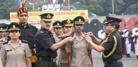 बेटी बनी Army ऑफिसर, कंधे पर बैच लगाते हुए मां-बाप हुए भावुक, विरासत ...