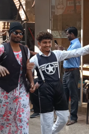 Ulhasnagar: College Students Show Up In T-Shirts And Ghagras