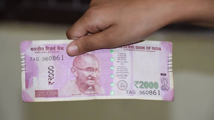 RBI Withdraws Rs 2,000 Currency Notes; Internet Reacts