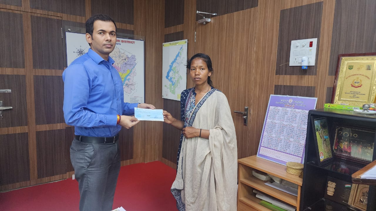 Odisha Higher Secondary District Topper Works As Daily Wage Labourer To ...