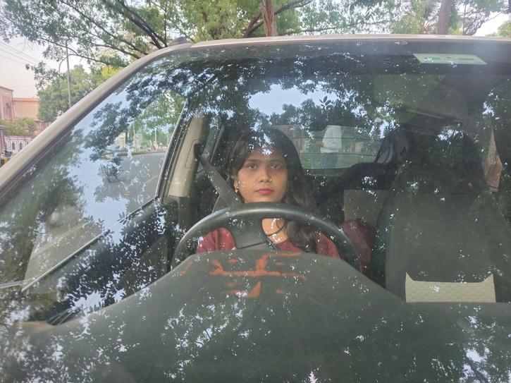 वो मां जो बच्चों के लिए बनी बिहार की पहली महिला कैब ड्राइवर, सबके ताने ...