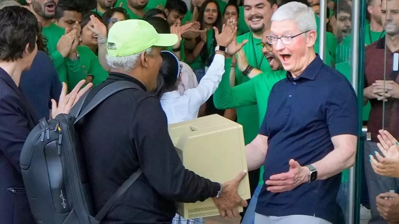 What Apple’s Two Indian Fans Said When They Met Tim Cook During Store ...