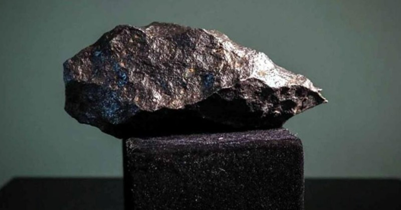 आसमान से घर की छत तोड़ कर गिरा पत्थर, वैज्ञानिकों को दिखाया तो पता चला ...