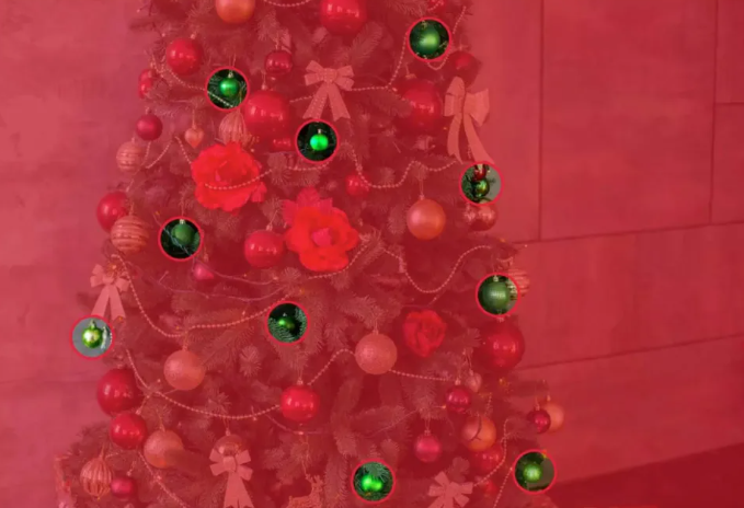 Christmas Optical Illusion: Identify All 10 Green Baubles
