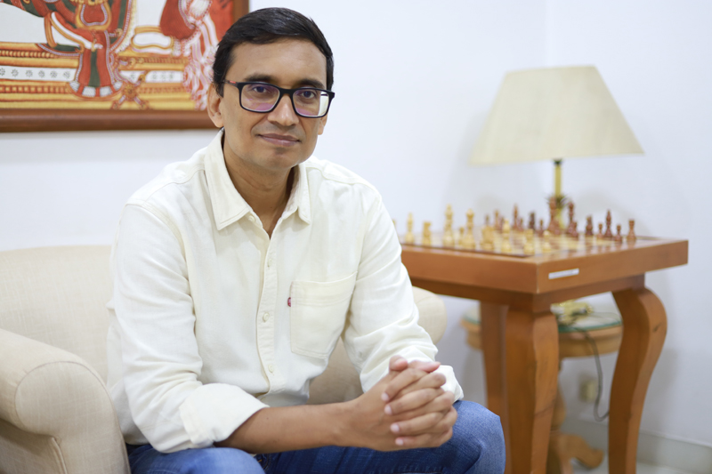 इन IAS-IPS ने छोड़ दी Sarkari Naukri, किसी ने बेची सब्जी तो कोई पढ़ाकर ...