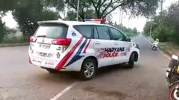 जिस गाड़ी में थाने ले जा रही थी पुलिस, उसी डायल-112 को फिल्मी स्टाइल ...