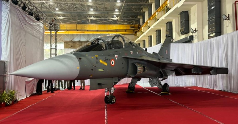 भारतीय वायुसेना को मिला पहला LCA तेजस, हल्के वजन वाला ये ट्विन सीटर ...
