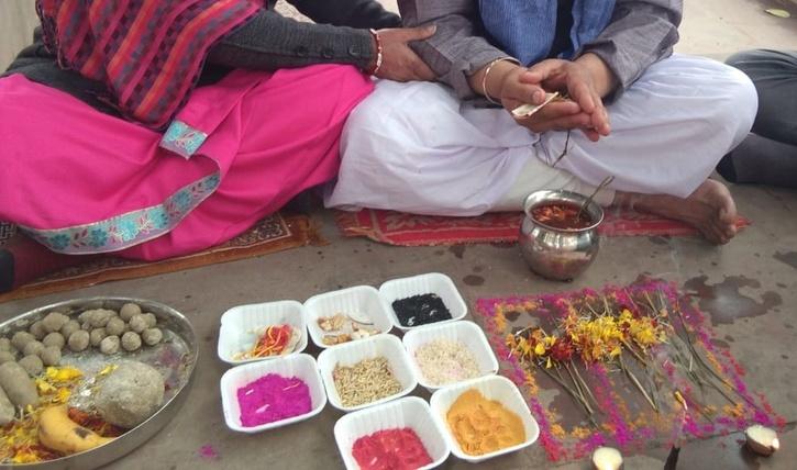 Unique Pitru Paksha 2023: Ukrainian Woman Performs 'Pind Daan' For ...