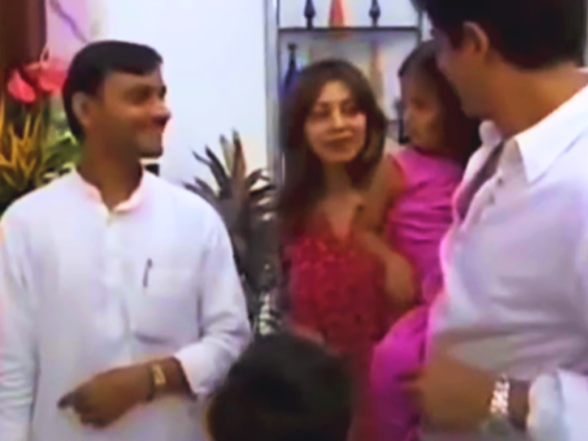 'Next To Ganesh and Laxmi, We Have Quran', SRK Takes Fans Inside His Rs 200-Crore Home Mannat