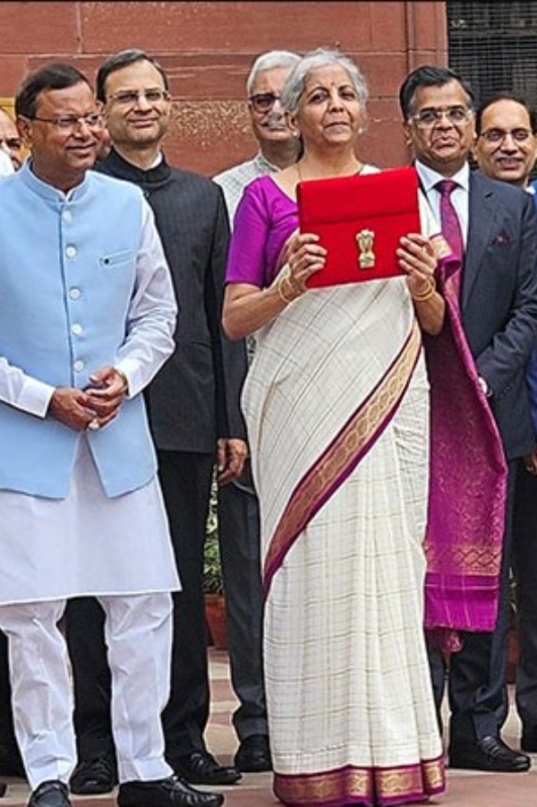 वफादारी! अपनी मालकिन को बचाने के लिए शेर से भिड़ गया कुत्ता, जख्मी होने ...