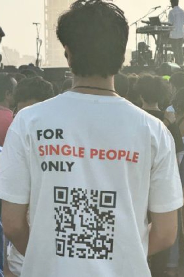 Fan Search For Tinder Matches With A QR Code On T-shirt At Ed Sheeran's ...