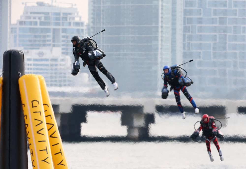 Iron Man-Inspired Pilots Engage In Jet Suit Race Amid Dubai's Iconic ...
