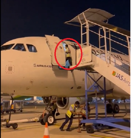 Man Falls Off Airbus A320 As Ground Staff Moves Boarding Stairs