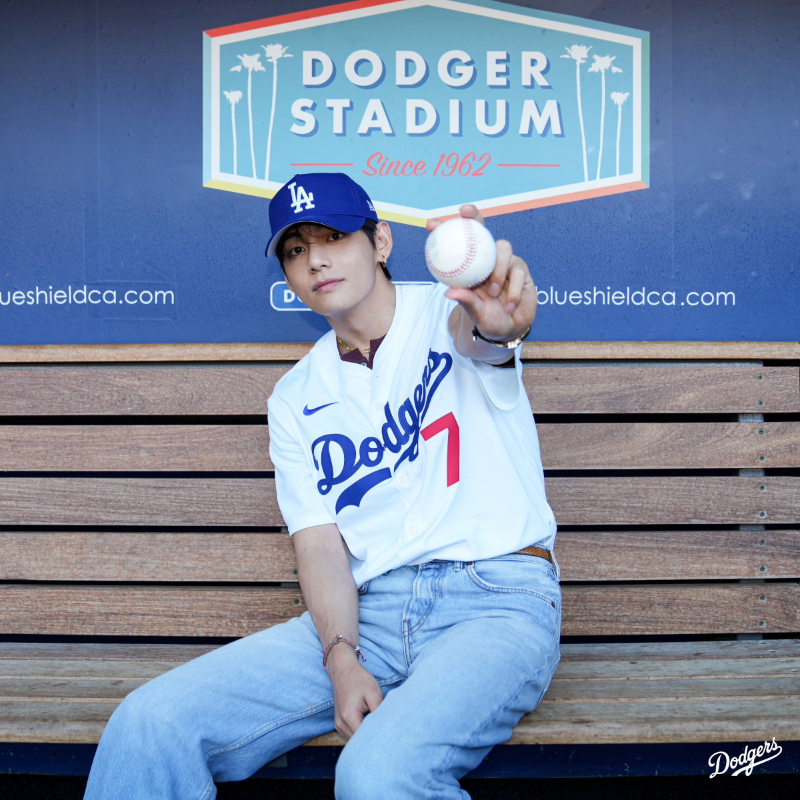 BTS' V throws 'perfect pitch'! Kim Taehyung makes baseball fans call for the LA Dodgers to sign ...