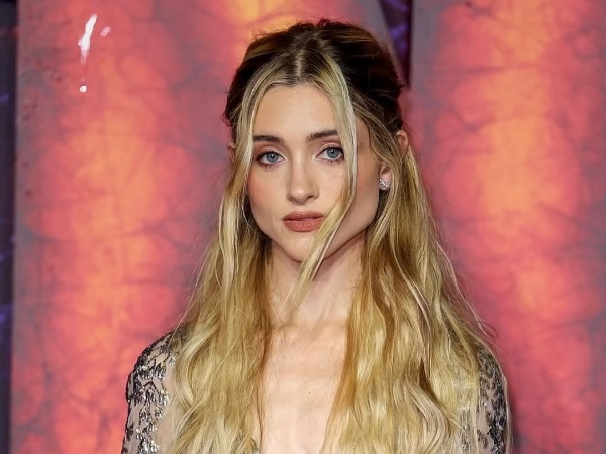 Stranger Things star Natalia Dyer draws comparisons to Ariana Grande ...