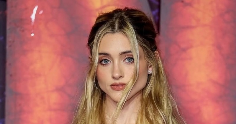 Stranger Things star Natalia Dyer draws comparisons to Ariana Grande ...