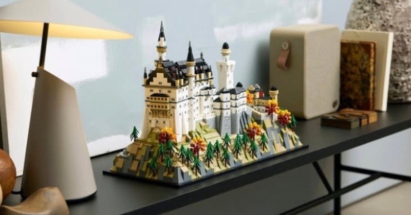 Lego Architecture Neuschwanstein Castle set explained in full with ...
