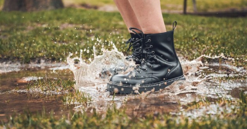 How to Dry Shoes In Monsoon: बारिश में भीग गए हैं आपके महंगे जूते? तो ...