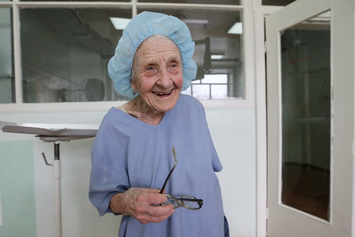 Meet The World's Oldest Doctor, 89 YO Alla, Who Still Performs Surgeries