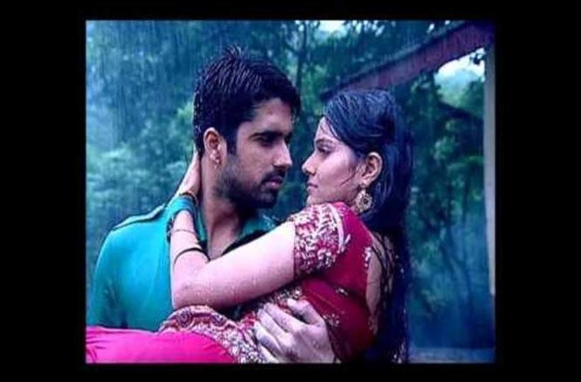 Choti Bahu Dev And Radhika Kiss